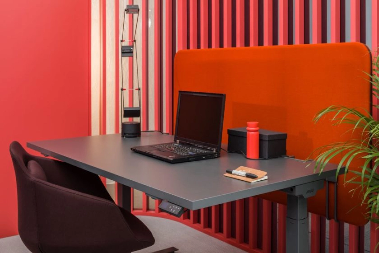 Colour speaking. Orange, a community worker | .mdd